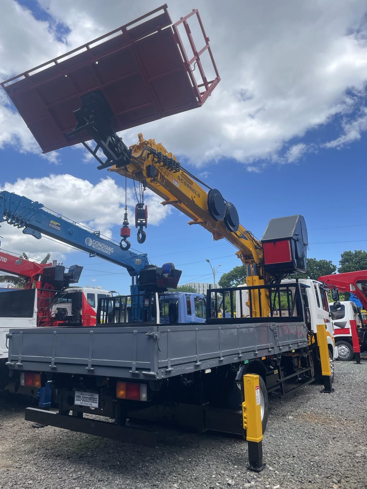6-Wheeler Hyundai 7 Tons Boom Truck Soosan SCS866LS with Man Lift ...